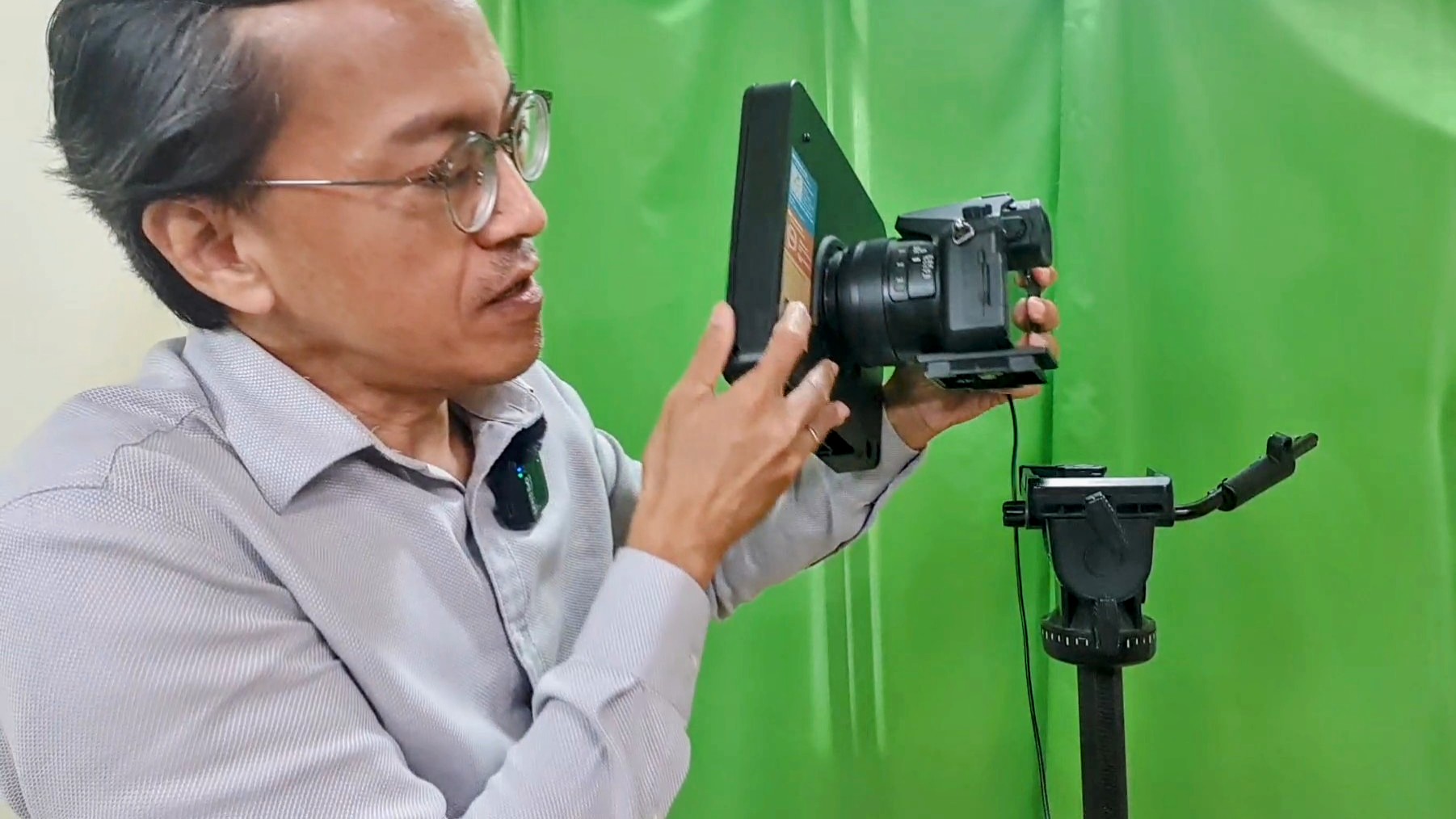 How-to-Use-the-Teleprompter-with-a-Camera - VIDEOLANE.COM ⏩